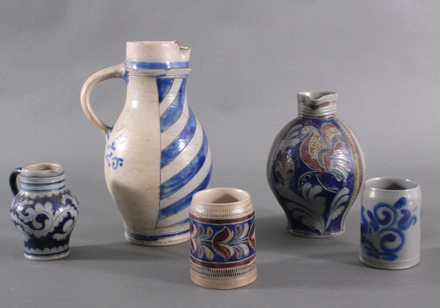 Fünf Teile Keramik, Westerwald Steinzeug | Badisches Auktionshaus