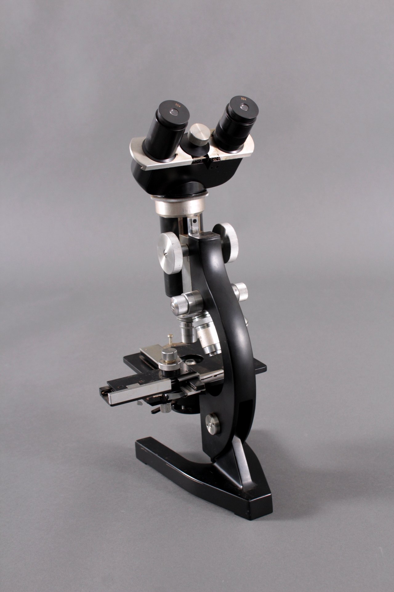 Mikroskop der Marke Kosmos, Lehrmittel Stuttgart | Badisches Auktionshaus