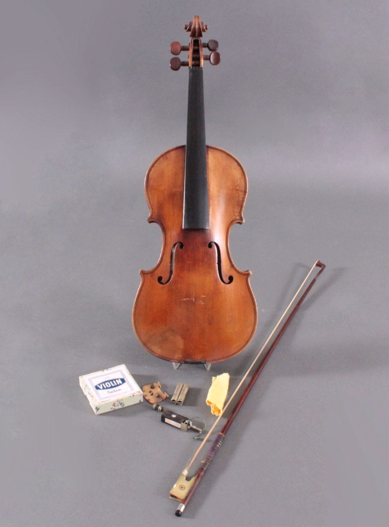 Geige / Violine mit Bogen und Geigenkasten um 1900 | Badisches Auktionshaus