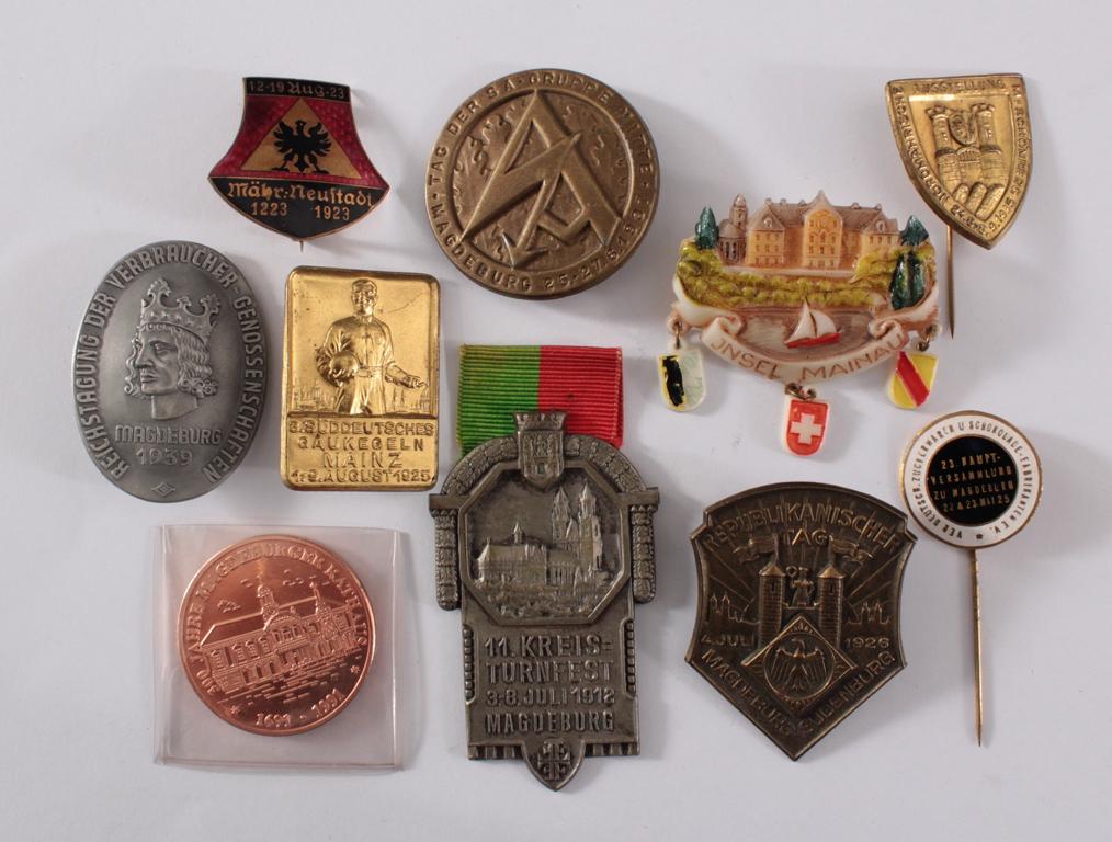 10 Tagungs- / Veranstaltungsabzeichen / Anstecker | Badisches Auktionshaus