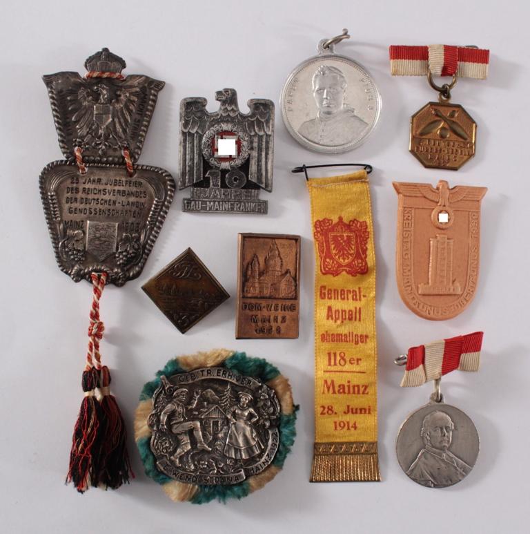 10 Tagungs- / Veranstaltungsabzeichen / Anstecker | Badisches Auktionshaus