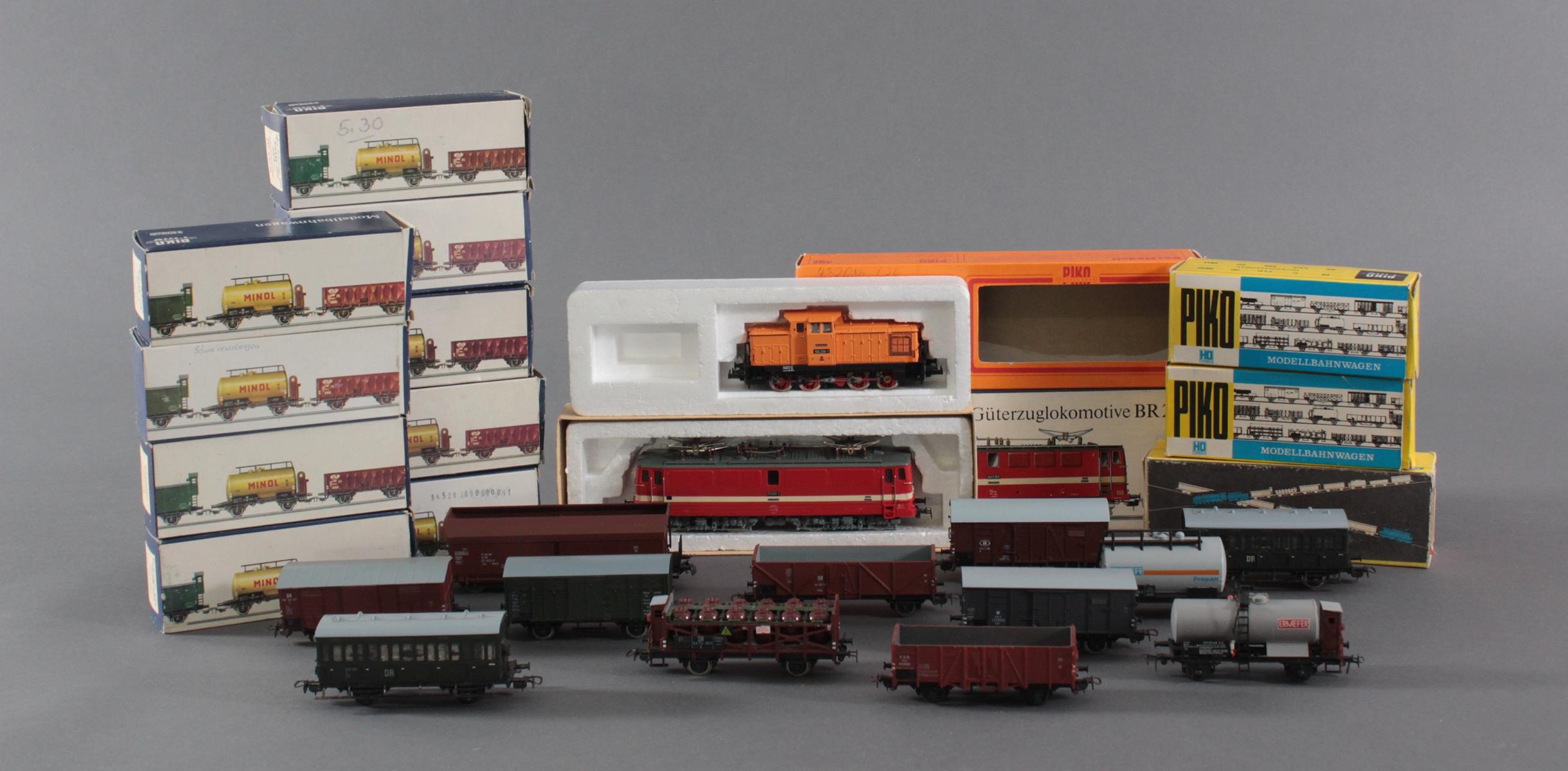 2 Piko Lokomotiven mit 12 Piko Waggons Spur H0 | Badisches Auktionshaus