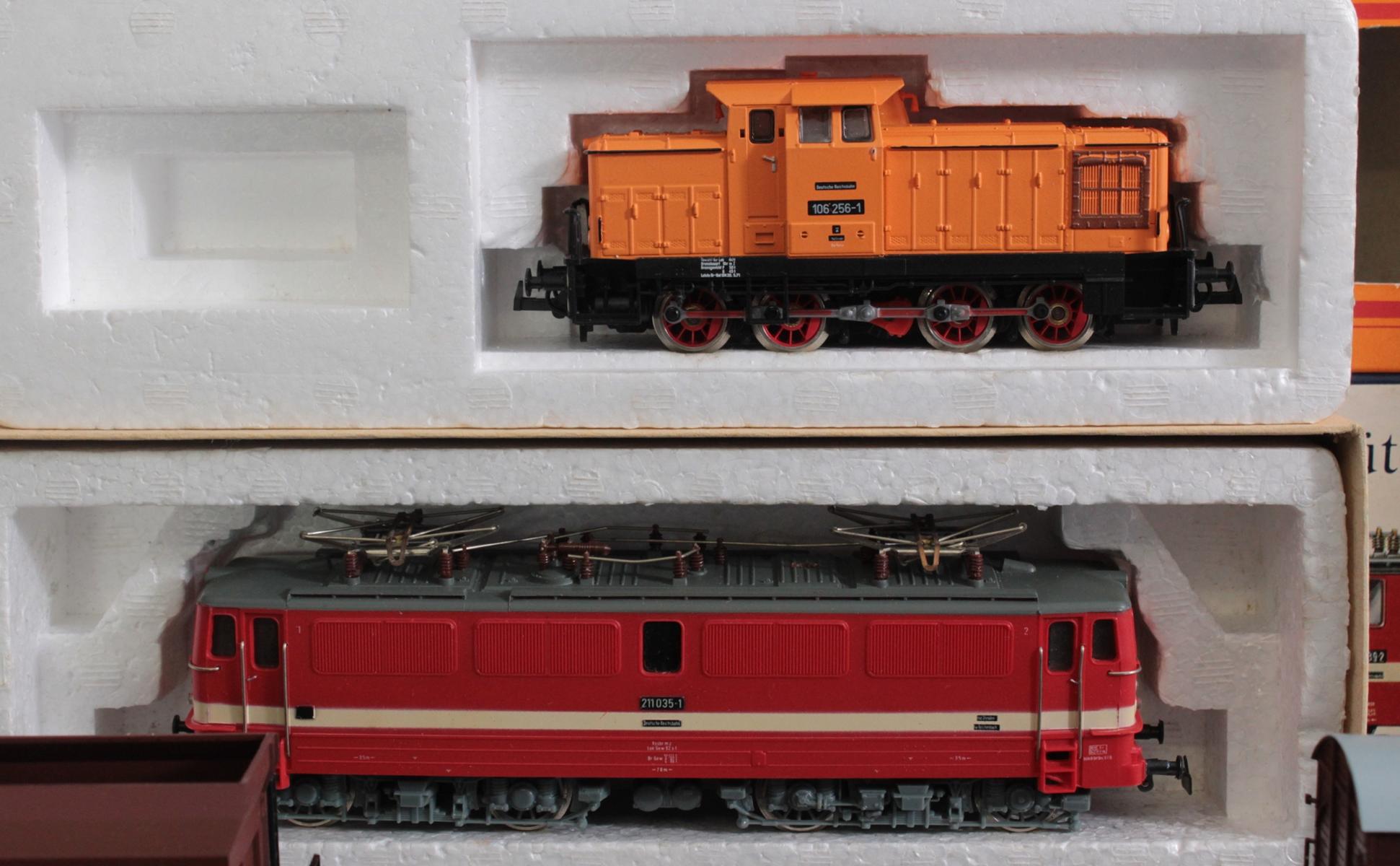 2 Piko Lokomotiven mit 12 Piko Waggons Spur H0 | Badisches Auktionshaus