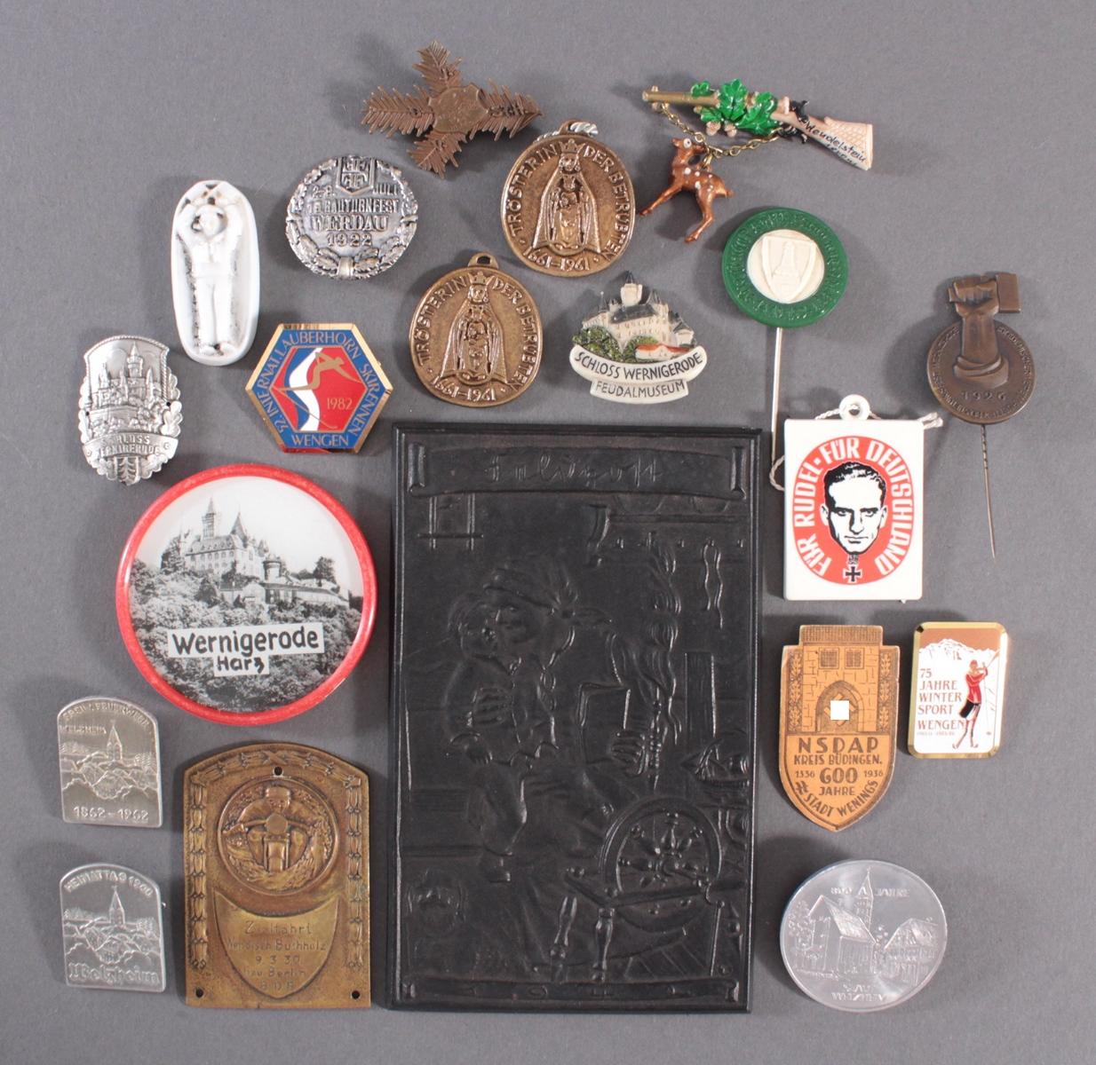 20 Tagungs- und Veranstaltungsabzeichen, Anstecker, Memorabilia ...