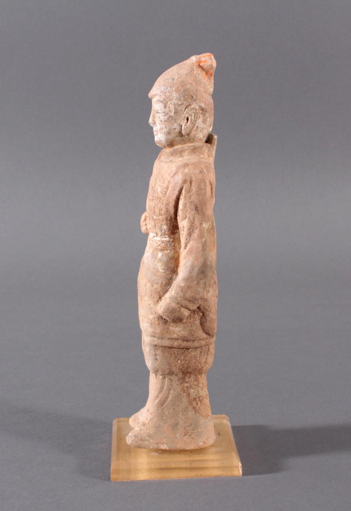 China Six-Dynastie, Figur aus Ton | Badisches Auktionshaus