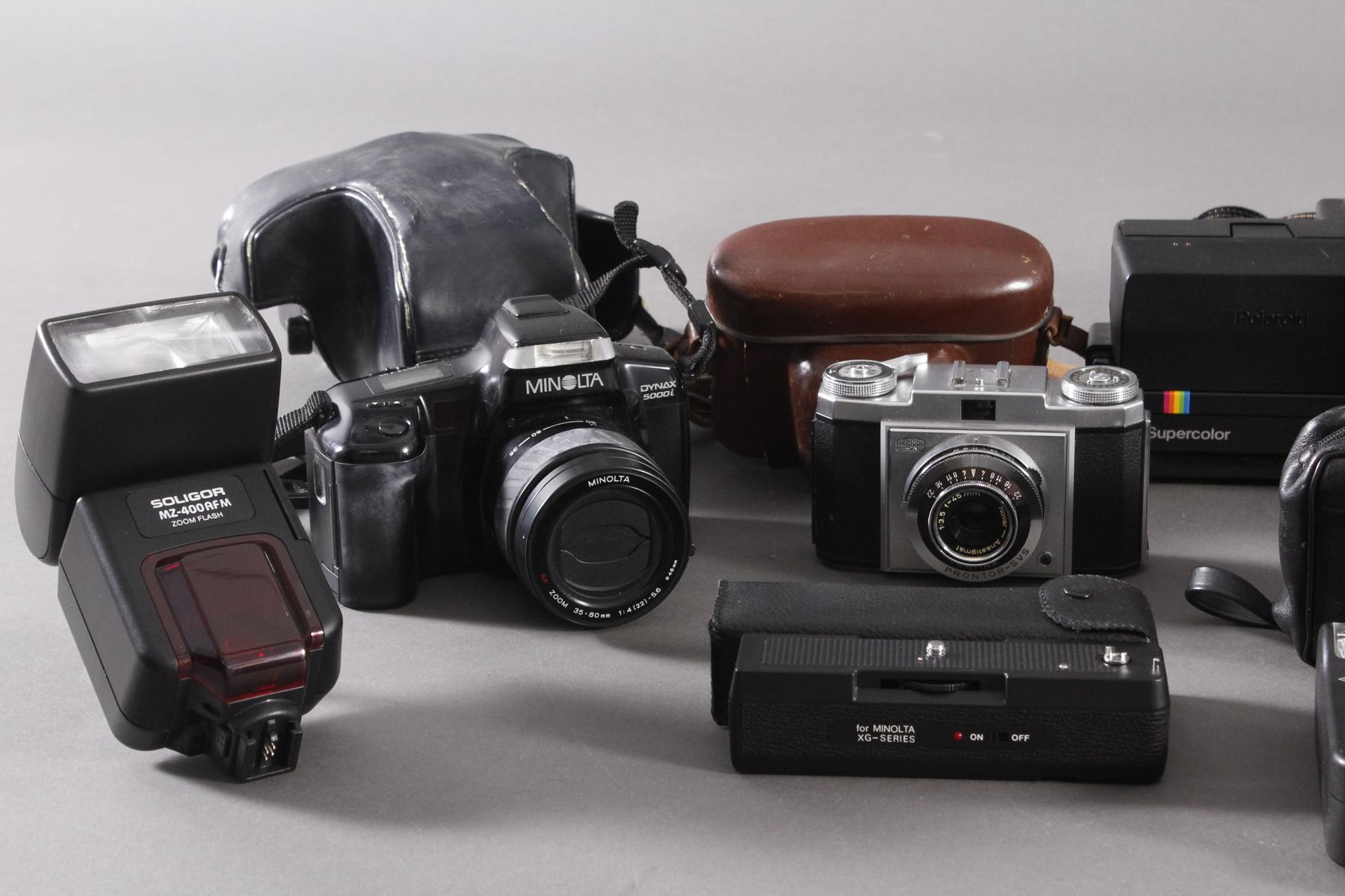 Fünf Fotoapparate und Zubehör | Badisches Auktionshaus
