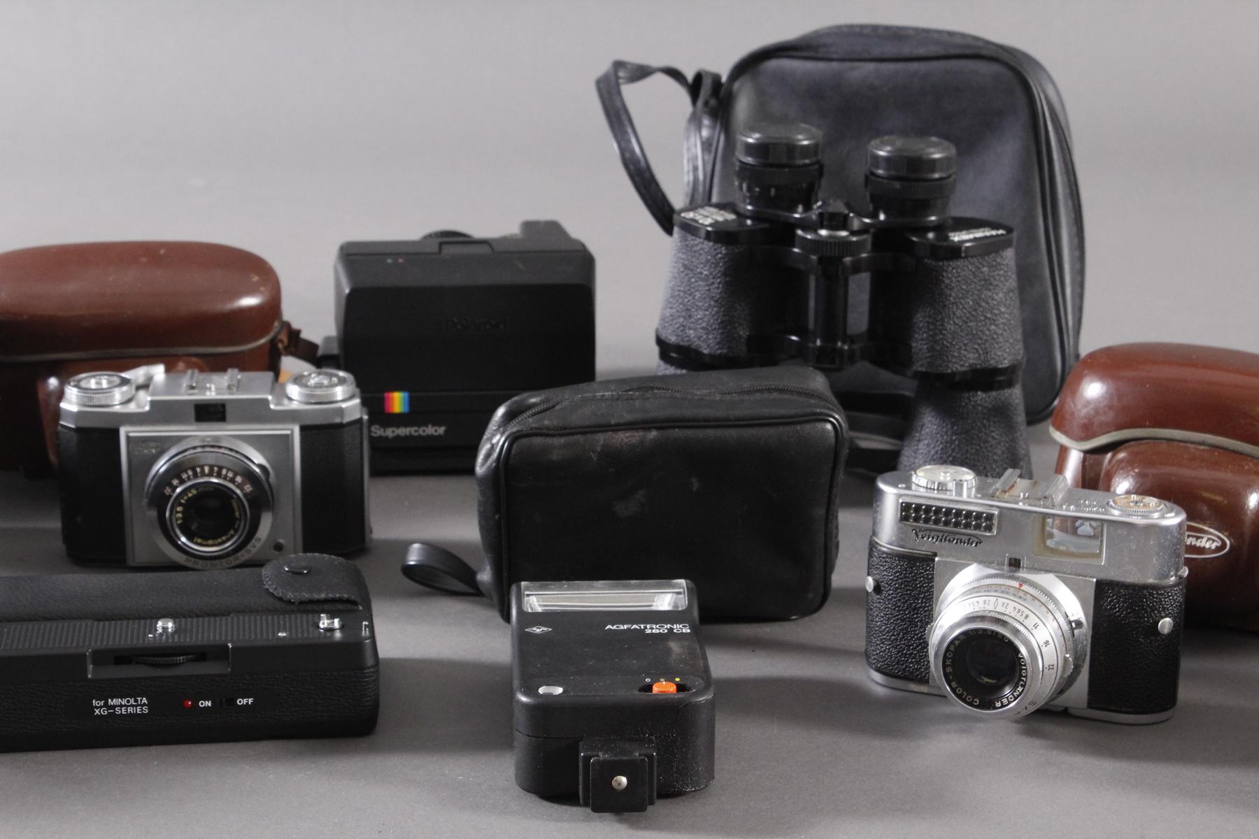 Fünf Fotoapparate und Zubehör | Badisches Auktionshaus