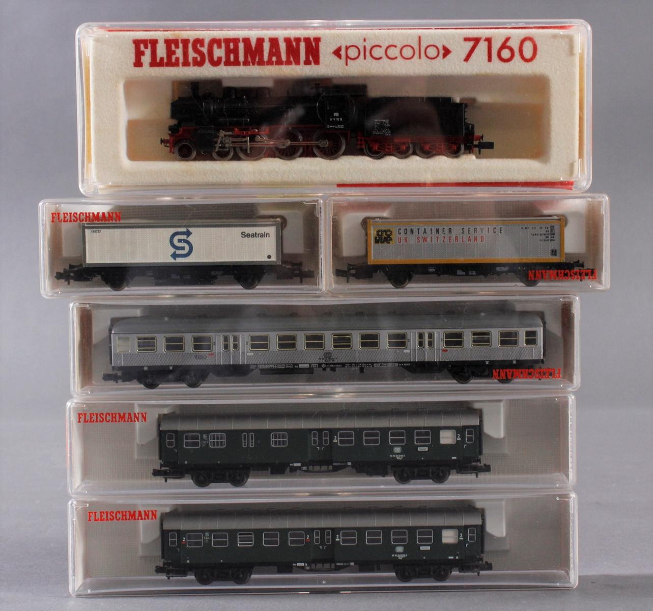 Fleischmann E-Lok Piccolo 7160 mit 2 Personen- und 3 Güterwaggons ...