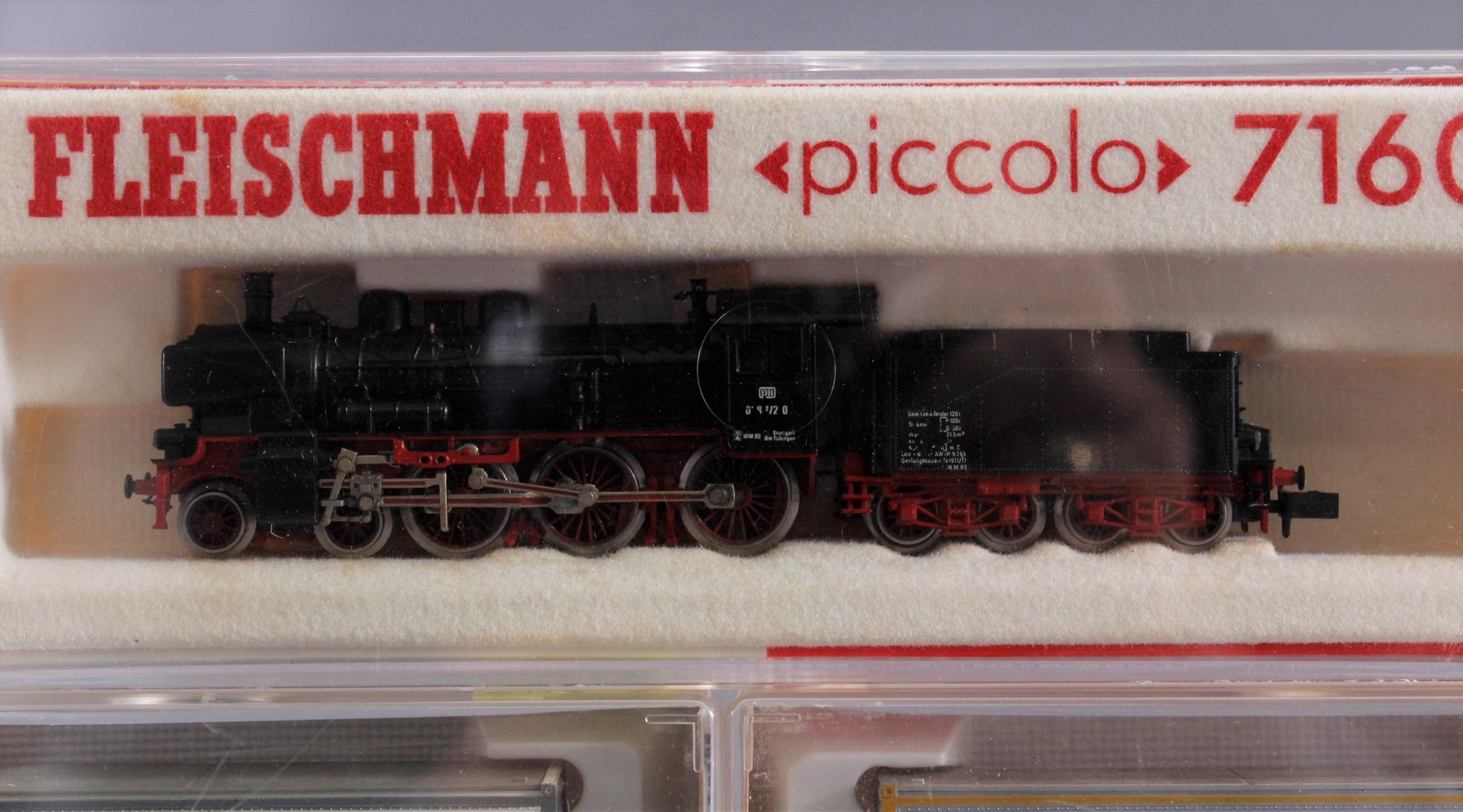 Fleischmann E-Lok Piccolo 7160 mit 2 Personen- und 3 Güterwaggons ...