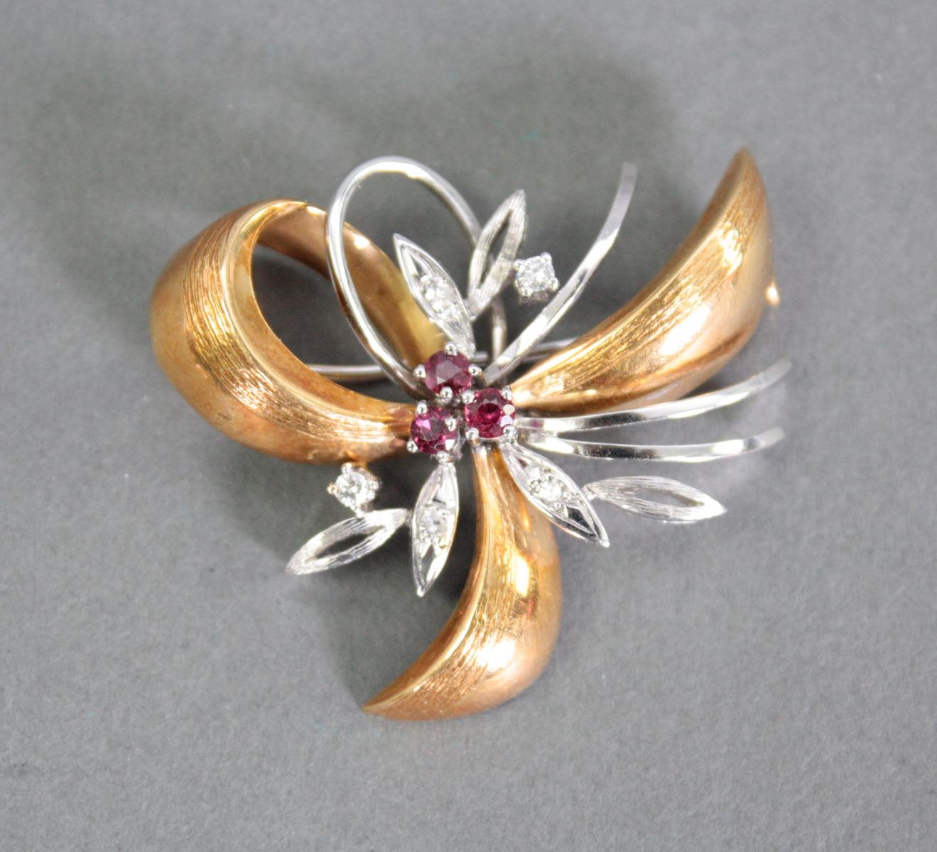 Brosche mit Rubinen und Diamanten, 18 Karat Gelb- und Weißgold ...