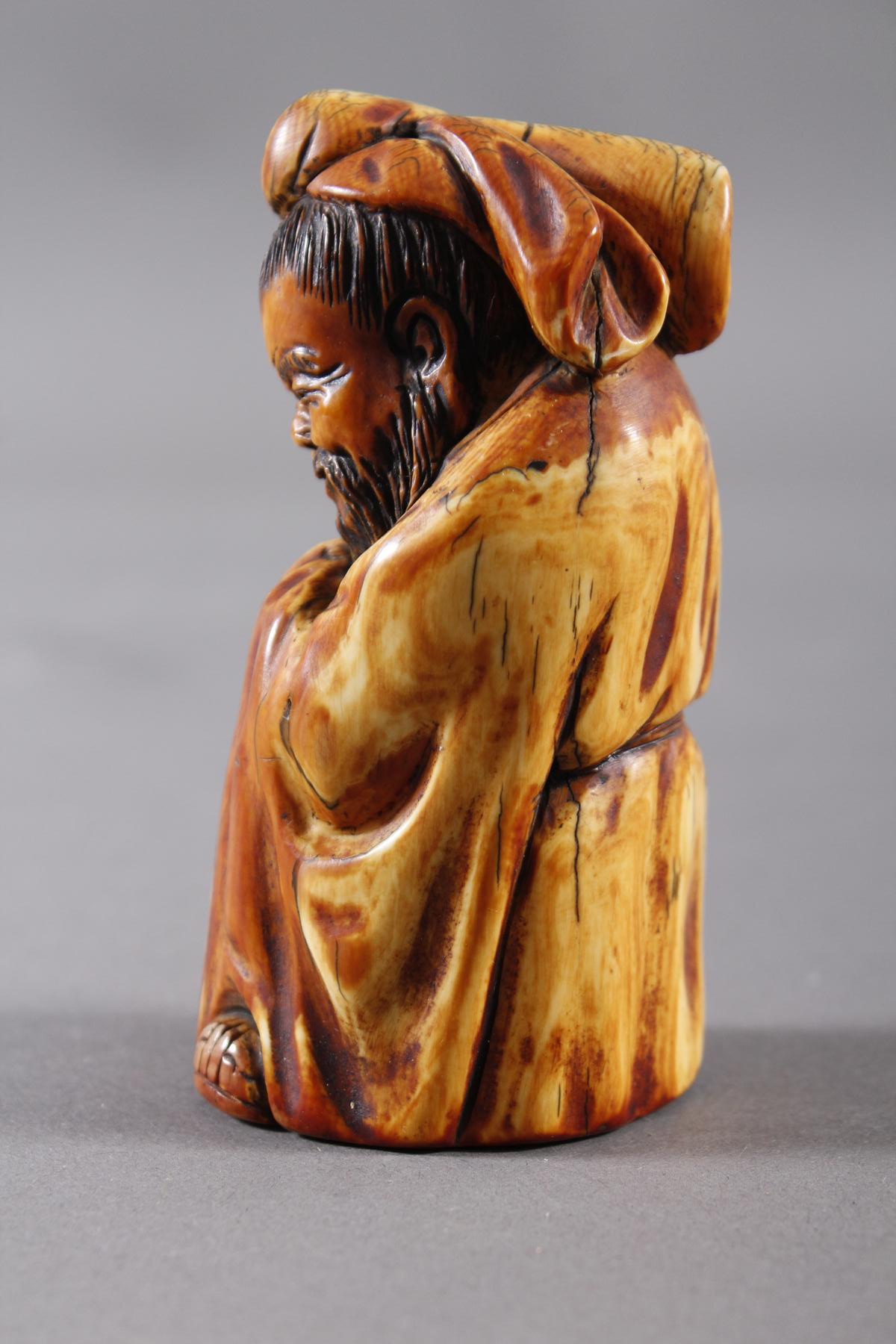 Sitzender Unsterblicher aus patiniertem Mammut-Elfenbein -China 18./19 ...