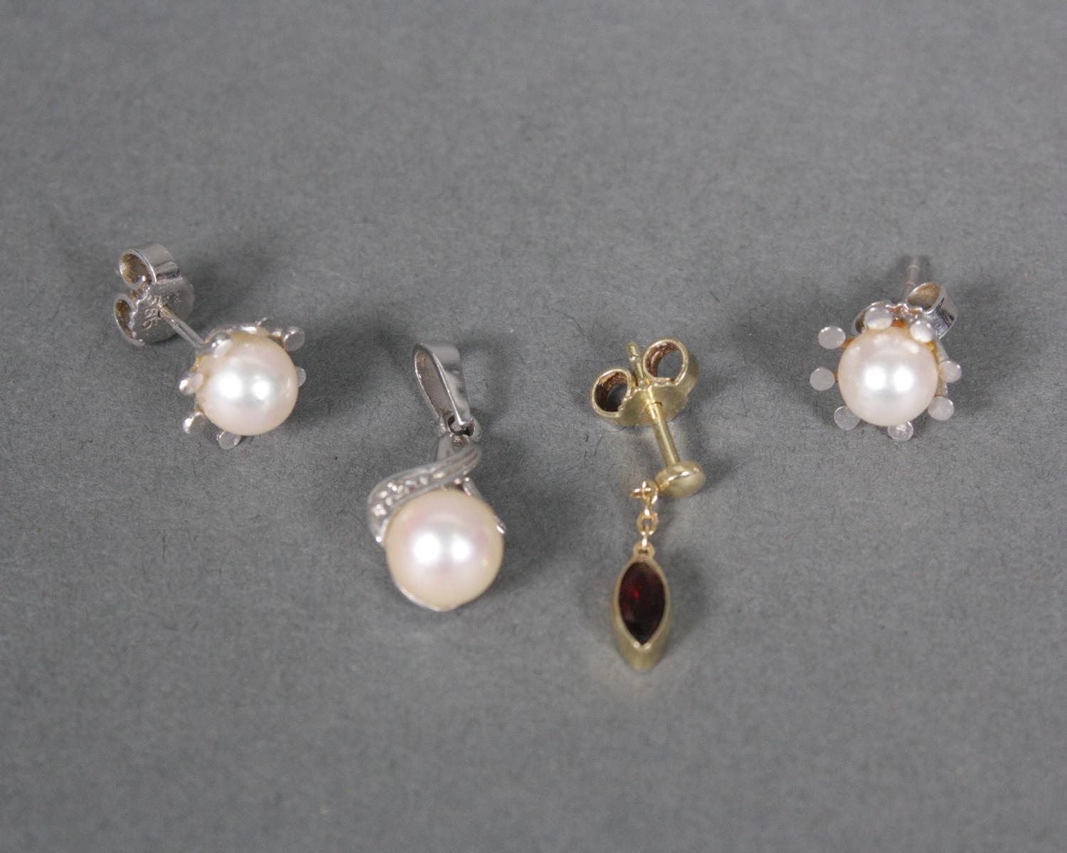 4 Ohrstecker mit Perlen Rubin, 14 Karat Gelb- und Weißgold | Badisches ...