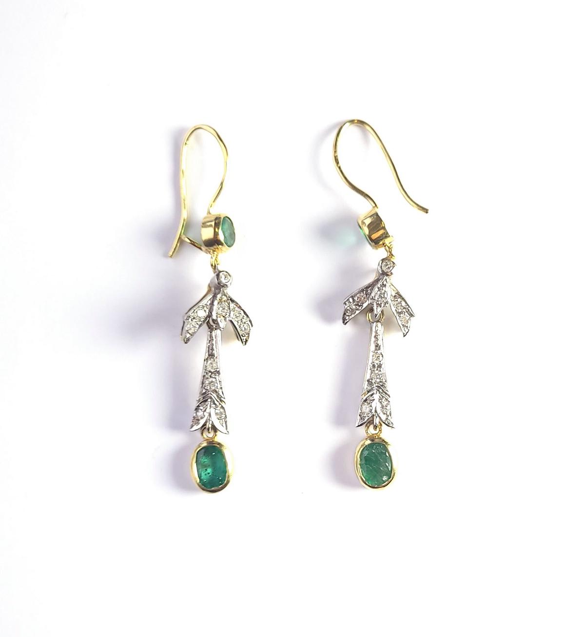 Paar Ohrgehänge mit Smaragden und Diamanten, 18 Karat Gelbgold ...