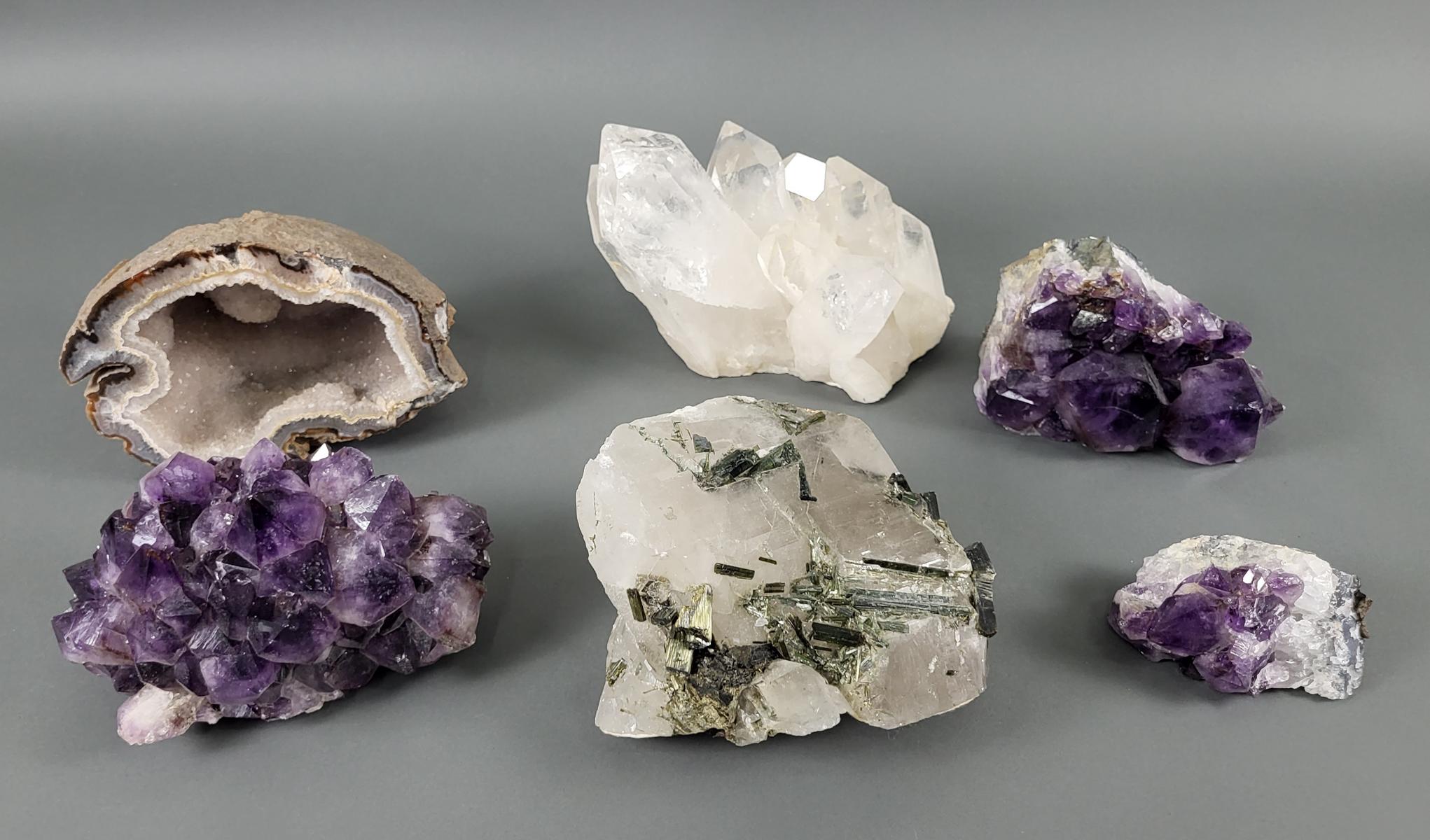 Mineralien Konvolut: Turmaline in Bergkristall, Amethyst/Kristall ...