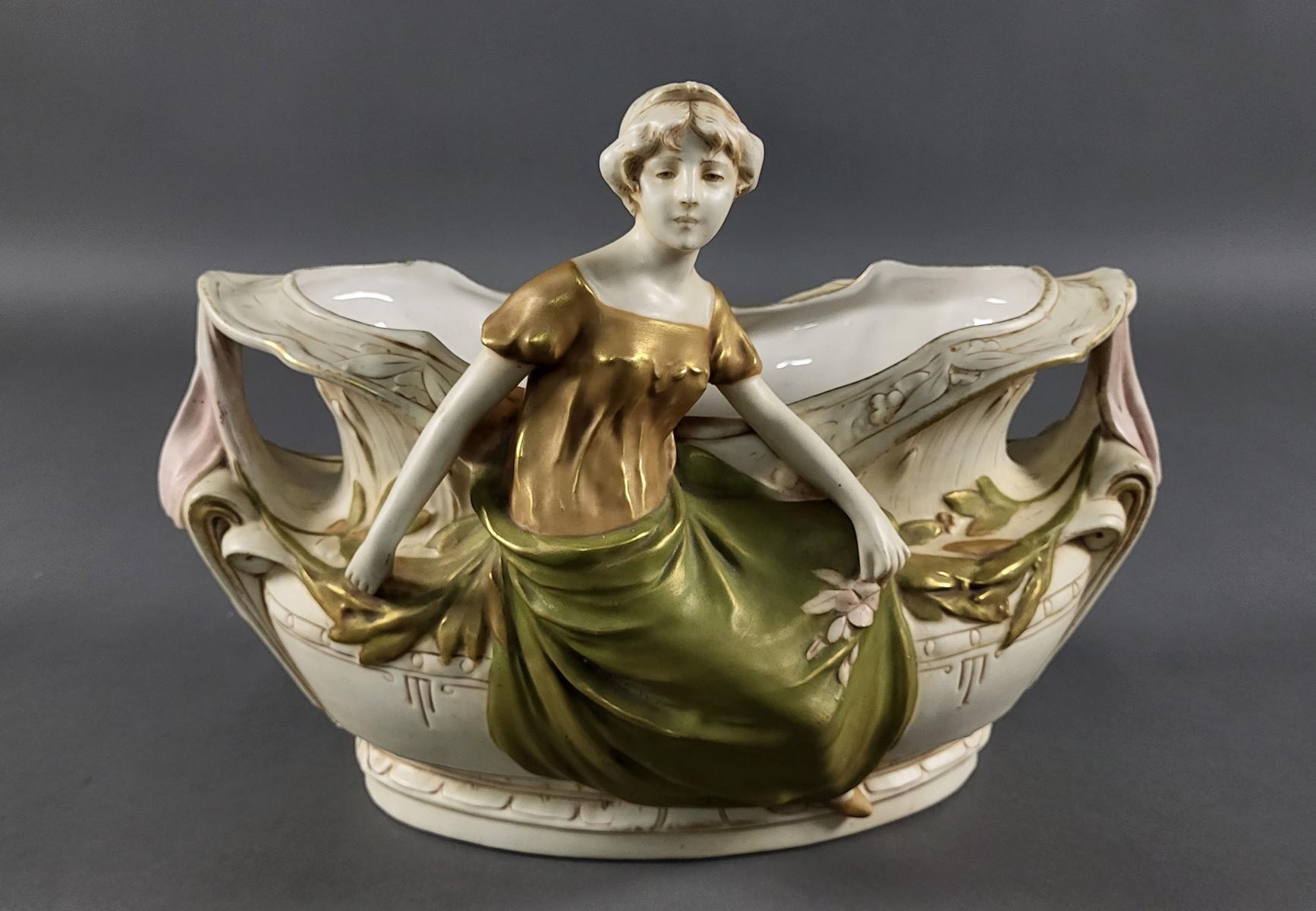 Royal Dux Bohemia, figurale Porzellan Jardiniere um 1900 | Badisches Auktionshaus