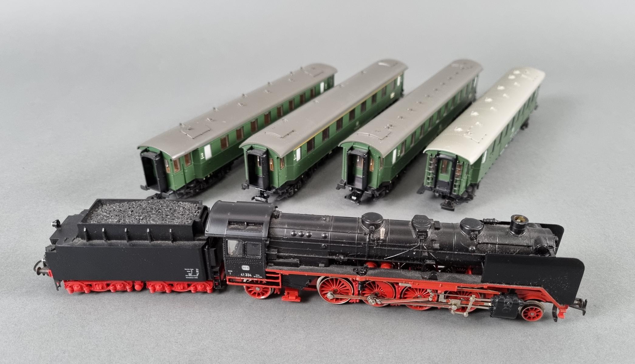 Märklin 41334 Dampflok mit 4 Wagons | Badisches Auktionshaus