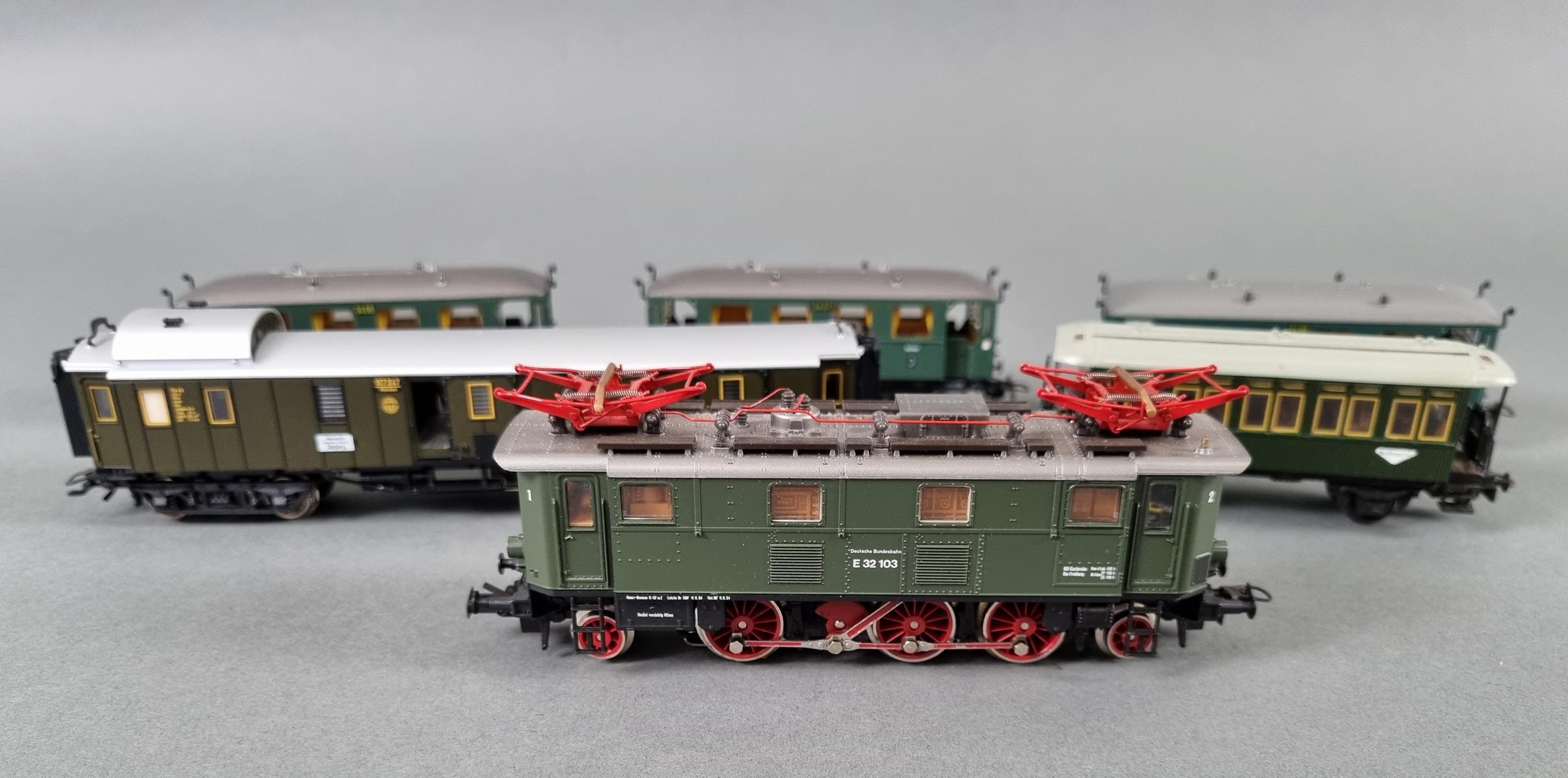 Roco E-Lok E32 103 mit 5 Wagons | Badisches Auktionshaus