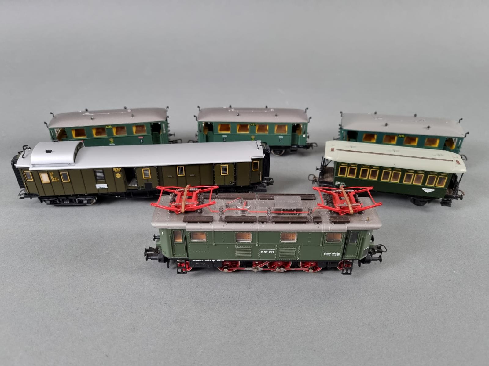 Roco E-Lok E32 103 mit 5 Wagons | Badisches Auktionshaus