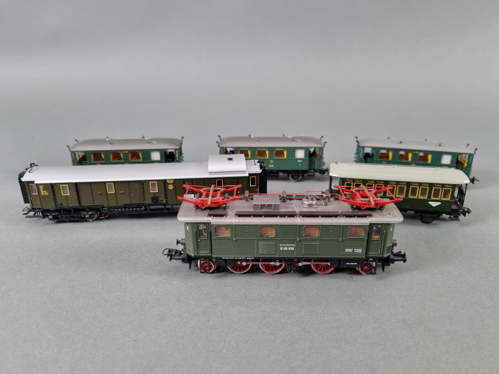 Roco E-Lok E32 103 mit 5 Wagons | Badisches Auktionshaus