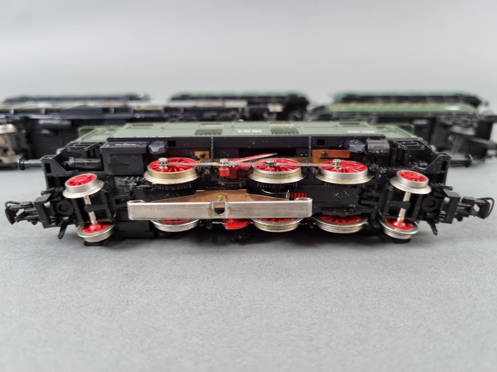 Roco E-Lok E32 103 mit 5 Wagons | Badisches Auktionshaus