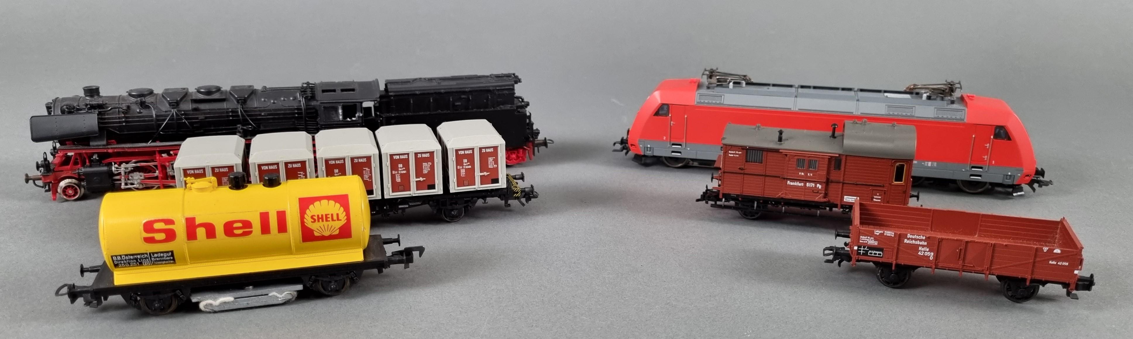 Roco Dampflok BR 043 315-1 und Roco 101 004-0 E-Lok mit 4 Wagons ...