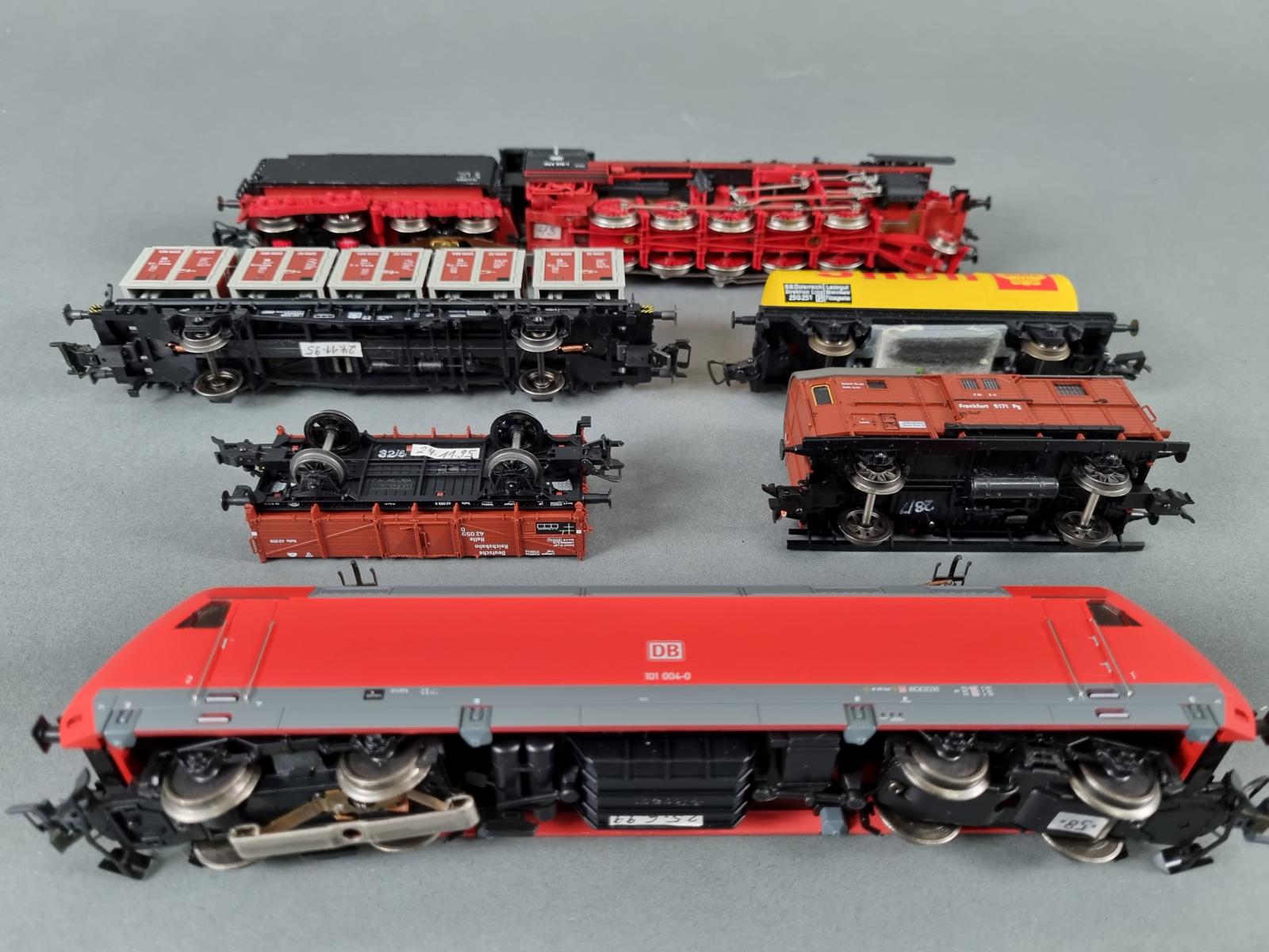 Roco Dampflok BR 043 315-1 und Roco 101 004-0 E-Lok mit 4 Wagons ...