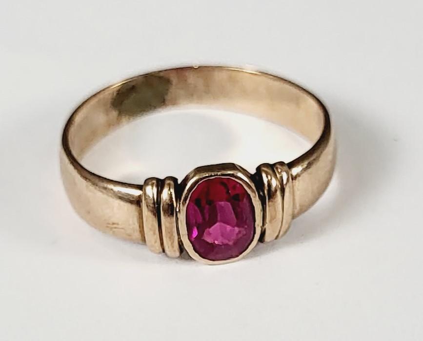 Damenring mit facettierten Rubin, 8 Karat Gelbgold | Badisches Auktionshaus